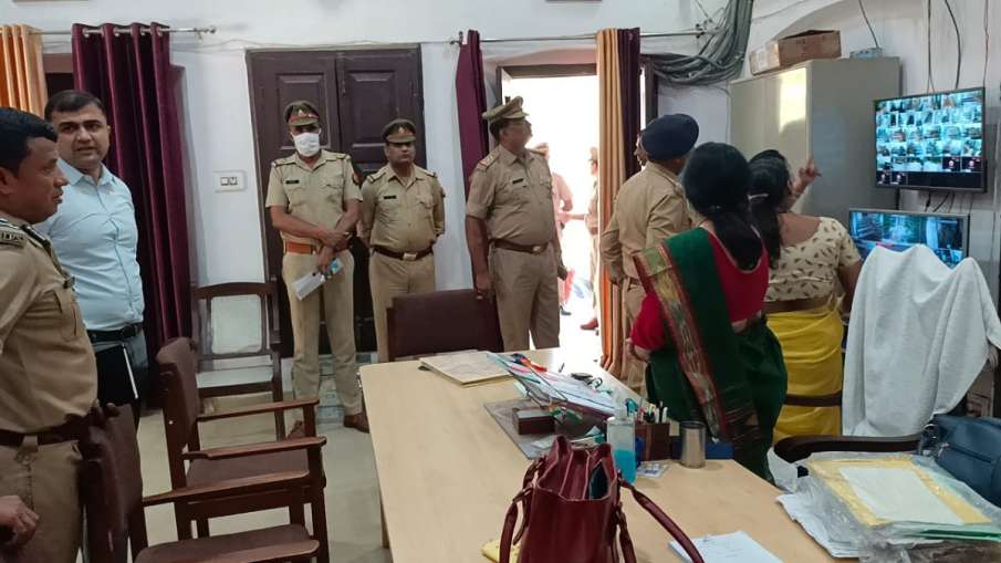 UP Board Exam 2022: Lucknow DM Abhishek Prakash inspected several ...