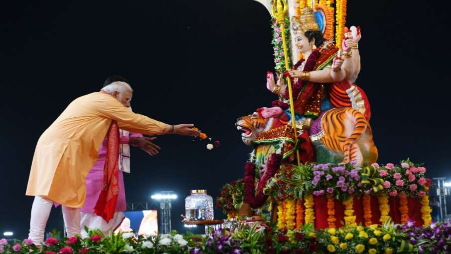 अहमदाबाद के GMDC ग्राउंड में गरबा से पहले PM मोदी ने की मां अंबे की ...