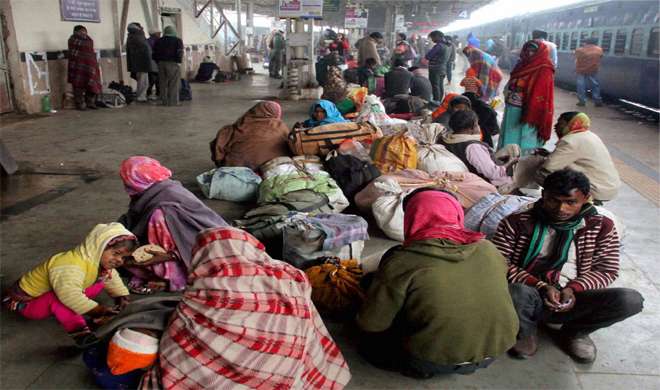 Passengers Upset Late running of Train due to Fog - India TV Hindi