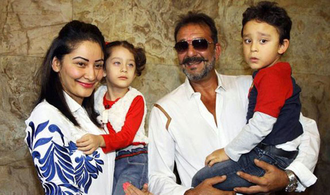 कैसा है बच्चों के साथ संजय दत्त का - India TV Hindi