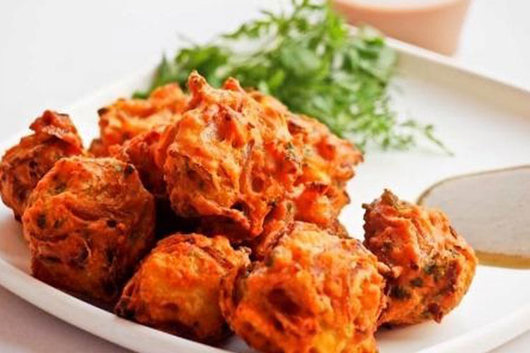 Monsoon recipe pyaz ke pakode or onion pakode in hindi: Monsoon Recipe ...