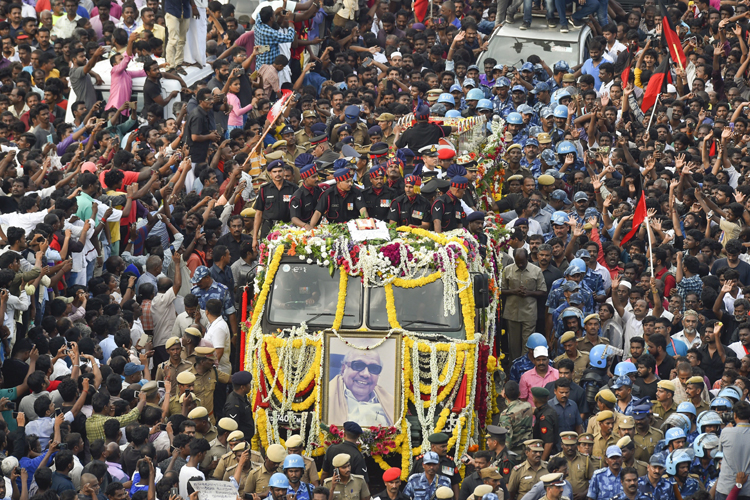 अलविदा करुणानिधि: राजकीय सम्मान के साथ विदा हुए 'कलैग्नार', द्रविड़ ...