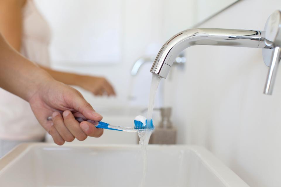 Should you wet your toothbrush before or after squeezing out the ...