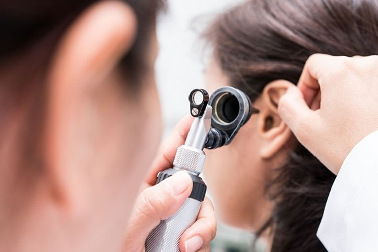Ear cancer signs symptoms rare cause treatment: इन संकेतो को न करें ...