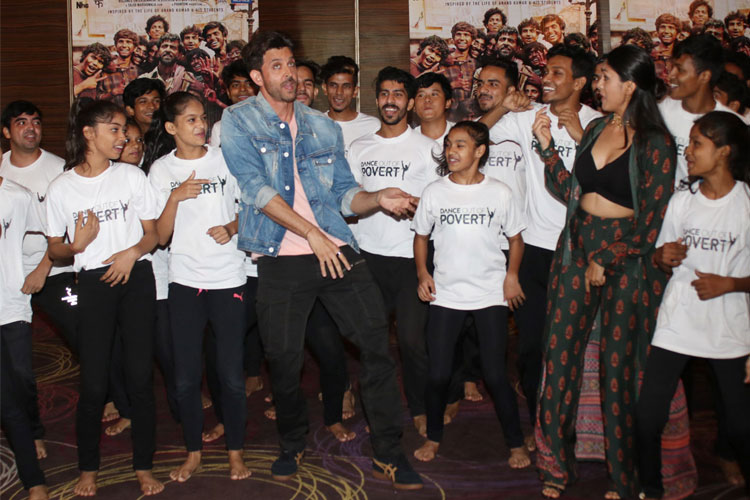 hrithik roshan sit on the floor during super 30 film promotion: Super ...