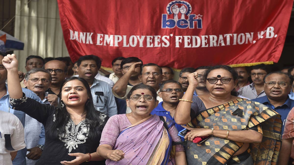Bank employees stage protest against Centre's decision to merge PSU ...