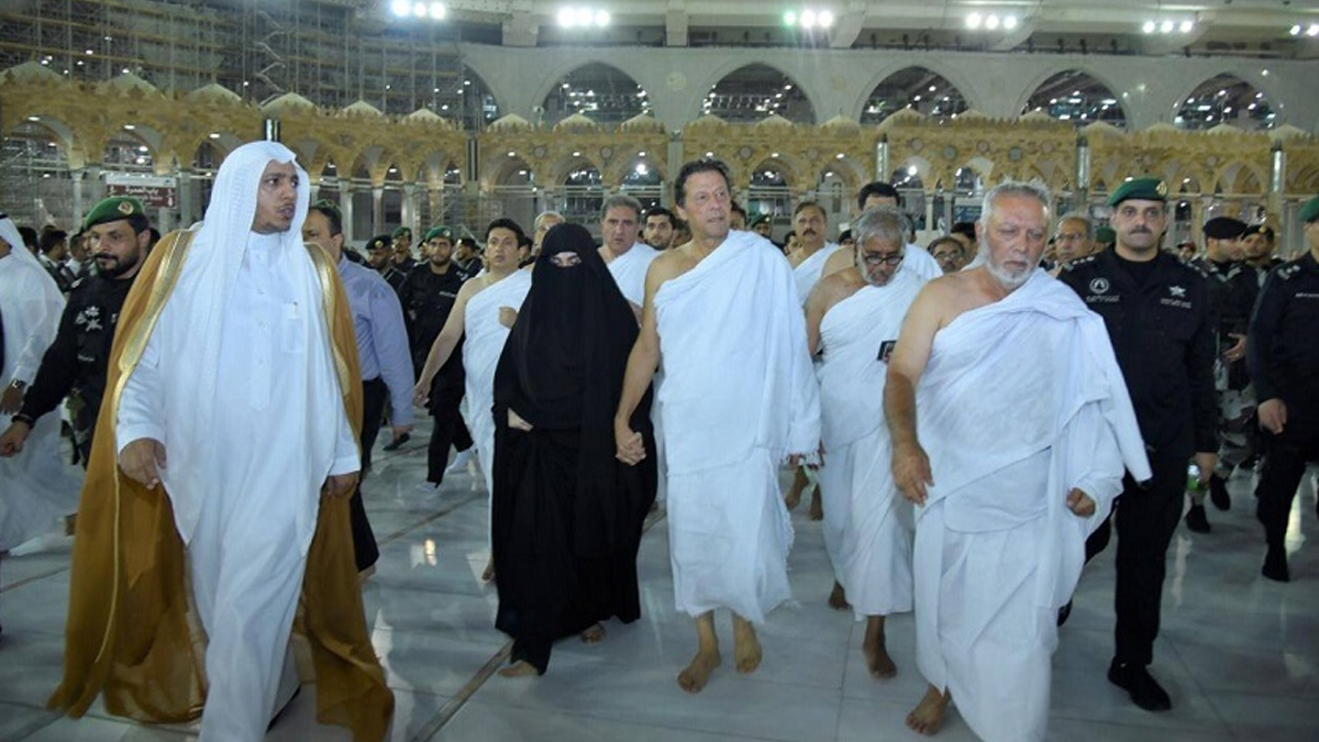 PM Imran Khan along with his wife Bushra Maneka perform Umrah - अमेरिका ...