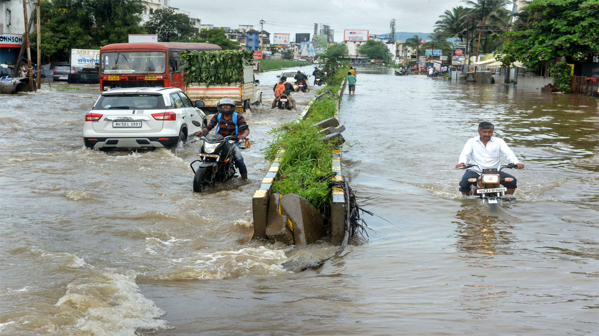 Flooding in Pune after heavy rain 7 killed 500 rescued | पुणे में बारिश ...