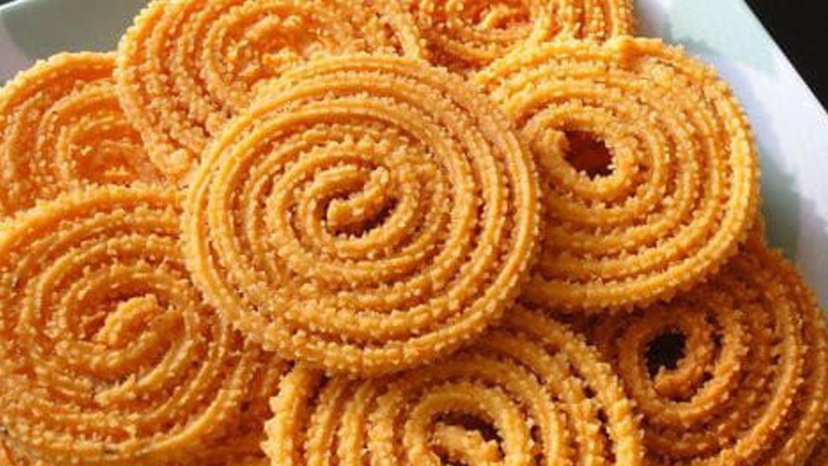How to make Bhajani Chakli in hindi: इस दिवाली घर पर बनाए 'चकली', ये है ...