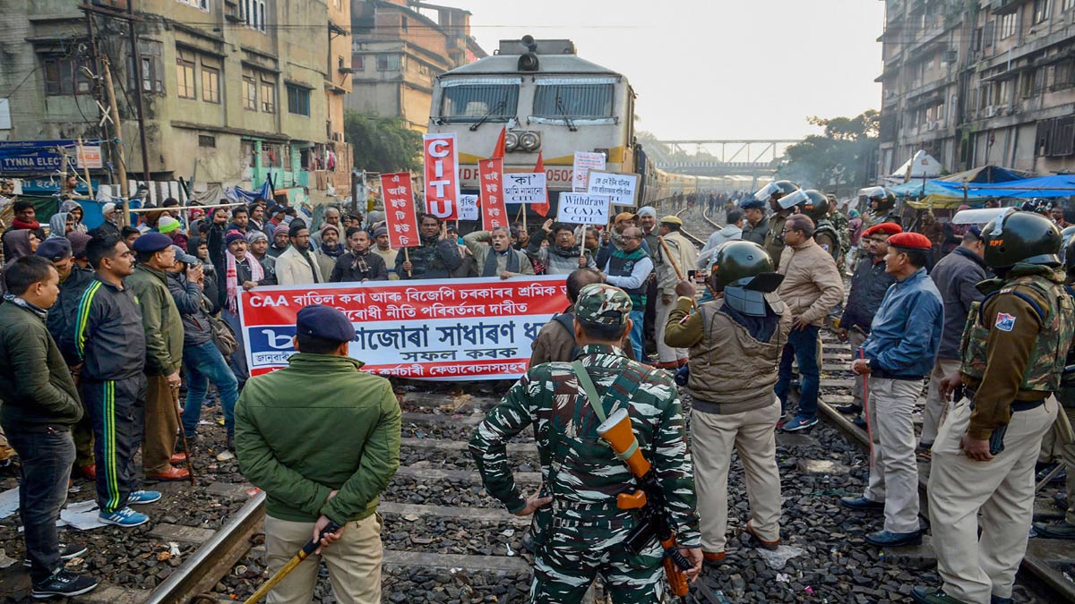 देशव्यापी हड़ताल से बैंकिंग सेवाओं पर पड़ा असर, सरकार की नीतियों के ...