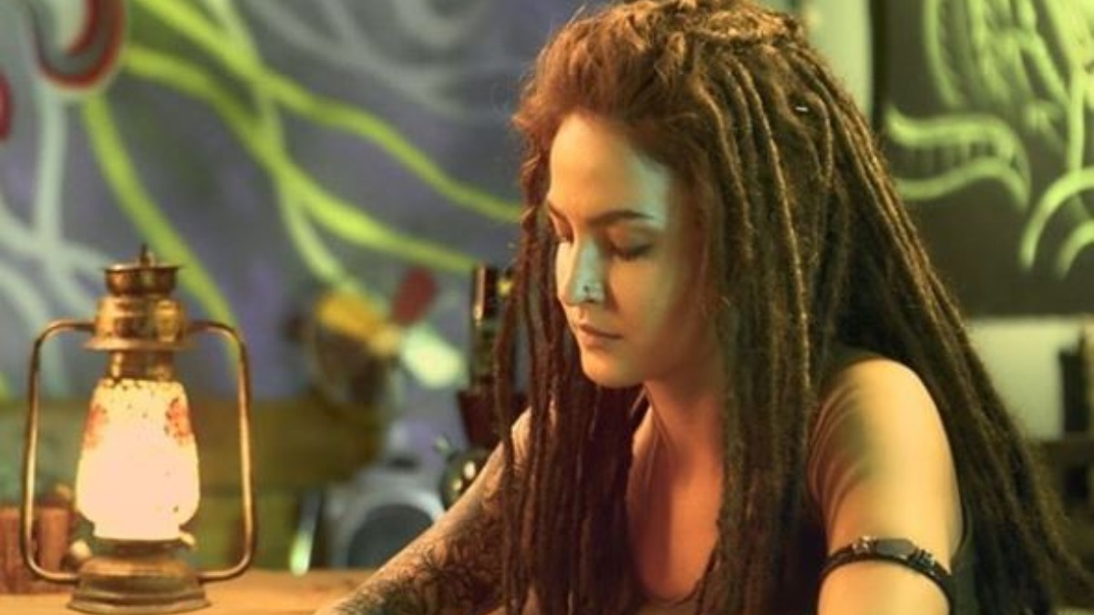 Elli Avram look from Malang reminds Angelina Jolies from Tomb Raider ...