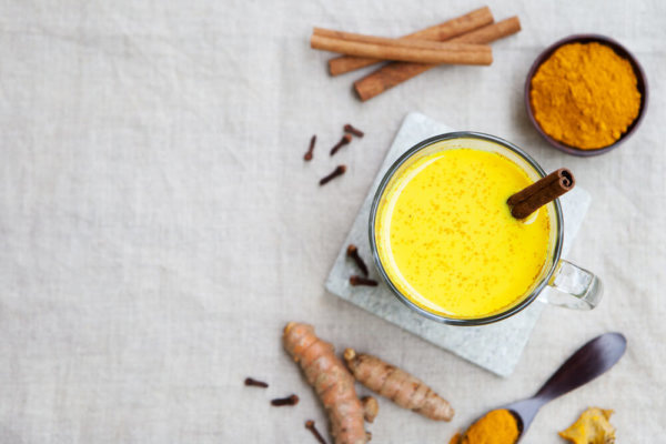 Haldi Turmeric Milk benefits and how to make it Celeb Nutritionist ...