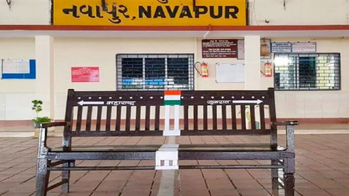 Navapur Railway Station Is Located In Two States । इस रेलवे स्टेशन का ...
