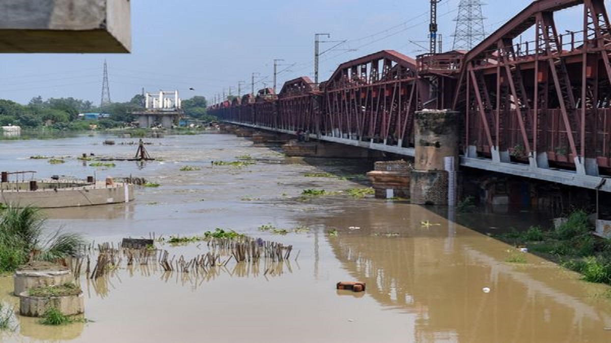 Yamuna water level rises after water released from Hathni Kund dam ...
