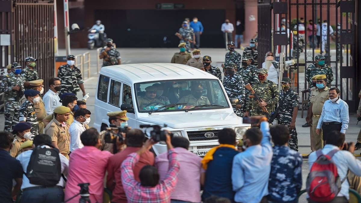 Hathras DM takes responsibility of cremation in night । Hathras Case ...