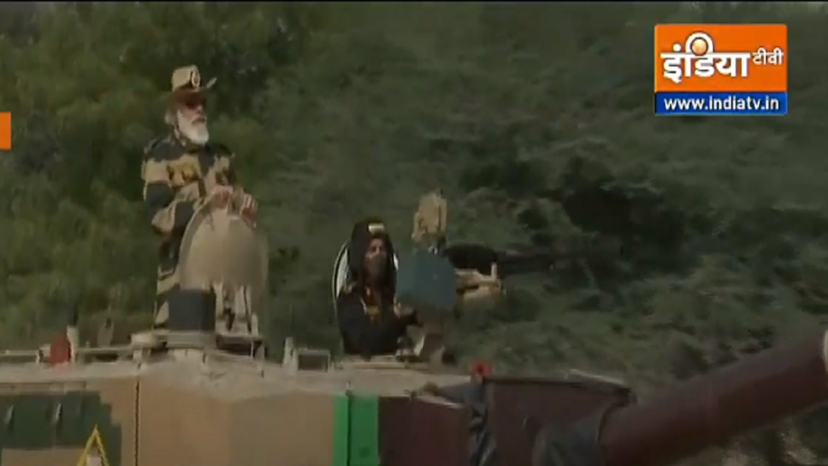 PM Narendra Modi on army tank in longewala । लोंगेवाला में टैंक पर सवार ...
