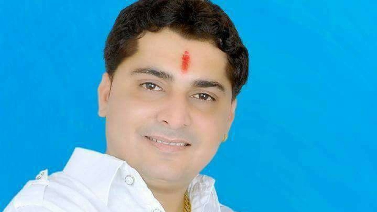 Congress MLA Vimal Chudasama evicted from Gujarat Assembly for wearing ...