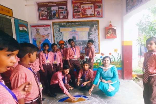 UP Primary school children outperform missionary schools - India TV Hindi