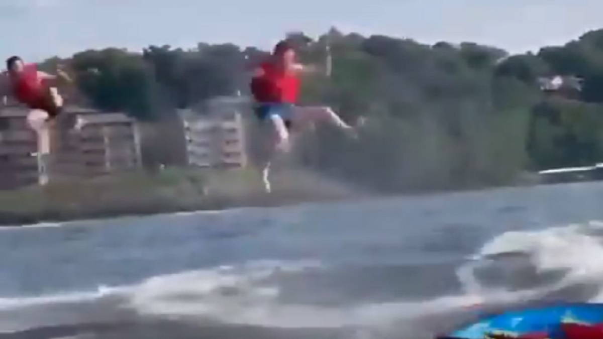 men fall in river in amazing way during Rafting video viral - राफ्टिंग ...