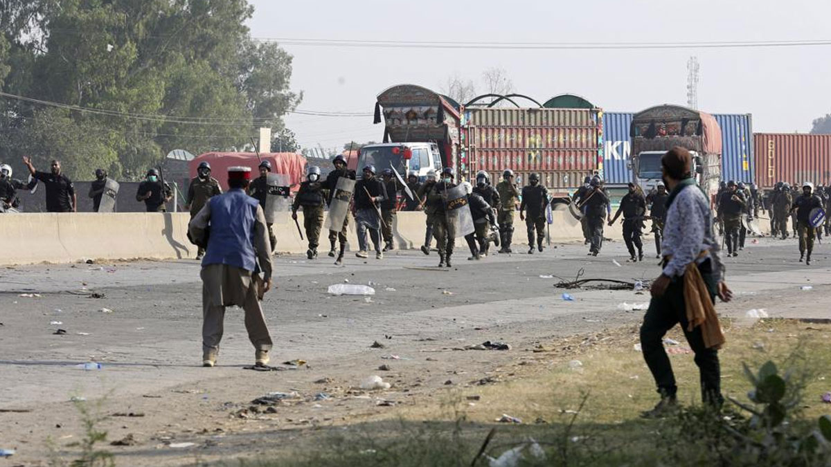 TLP protesters used sub machine guns, Pakistan police shocked ...