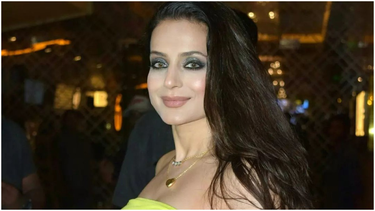 case file against ameesha patel actress accused of cheating actress ...