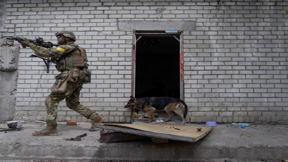 Russia Ukraine War Ukrainian fighters answering Russia with Maxim M1910 ...