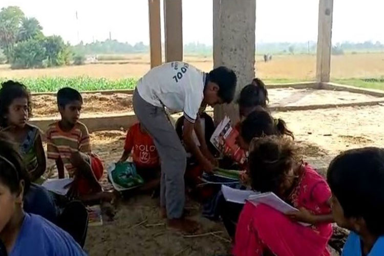 छठी का छात्र सोनू 5वीं तक के बच्चों को पढ़ाता है ट्यूशन । Bihar Viral ...