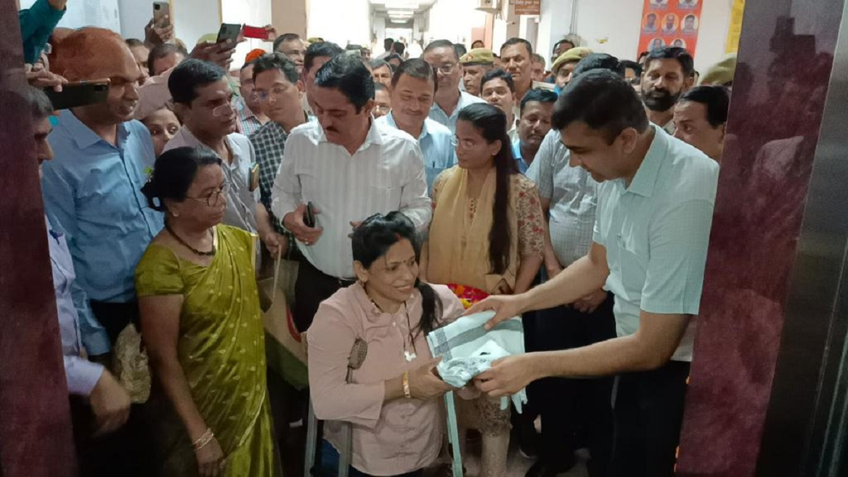 UP Lucknow DM Abhishek Prakash is getting praise because of the respect ...