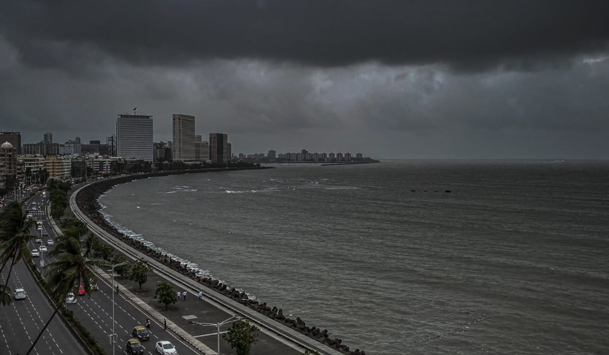 Mumbai Marine Drive hit different view in monsoon, मानसून के दस्तक देते ...