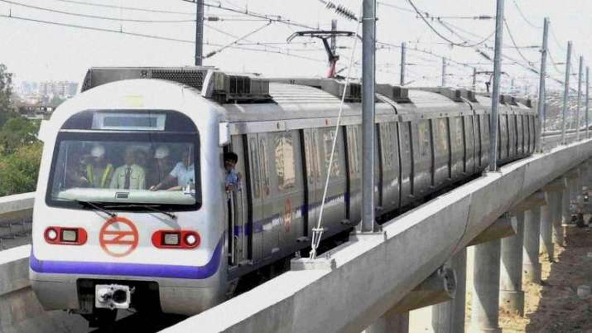 Delhi Metro at Moolchand station Man jumped in front of metro know what ...