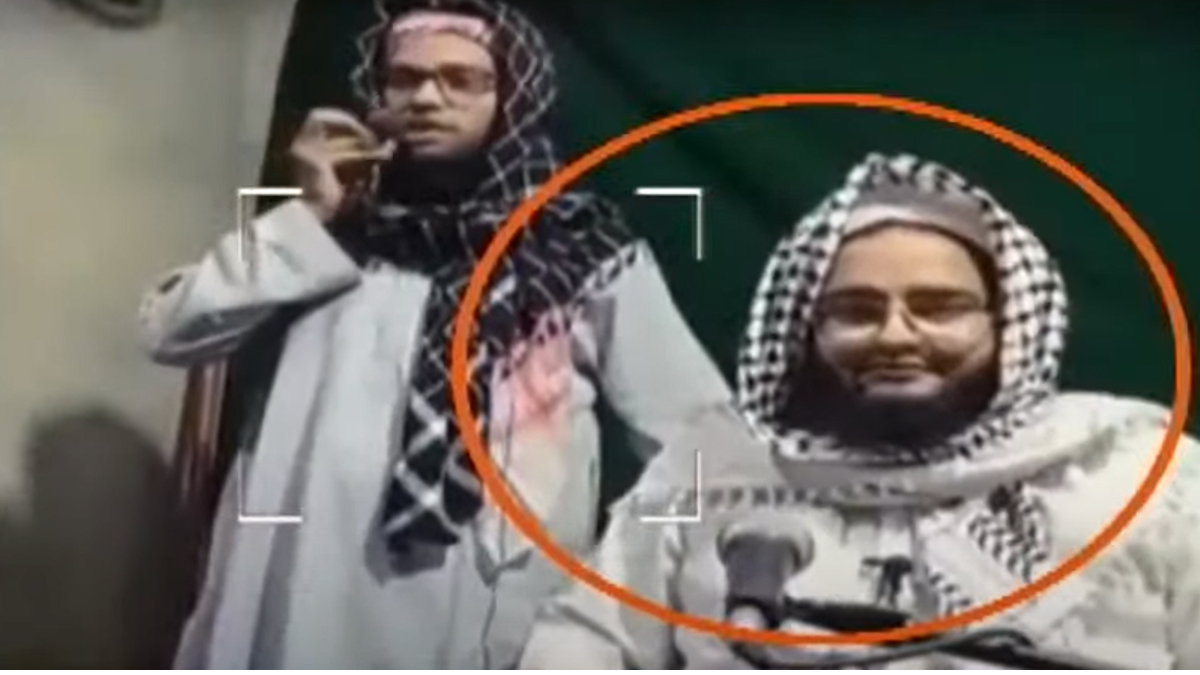 Jammu Kashmir News Mufti Nauman slaps a person for asking question ...