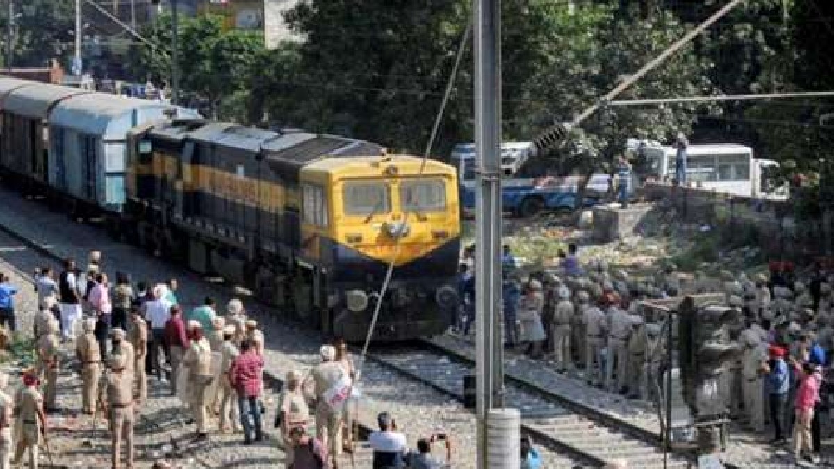 Punjab News Major accident happened at railway crossing in Hoshiarpur ...