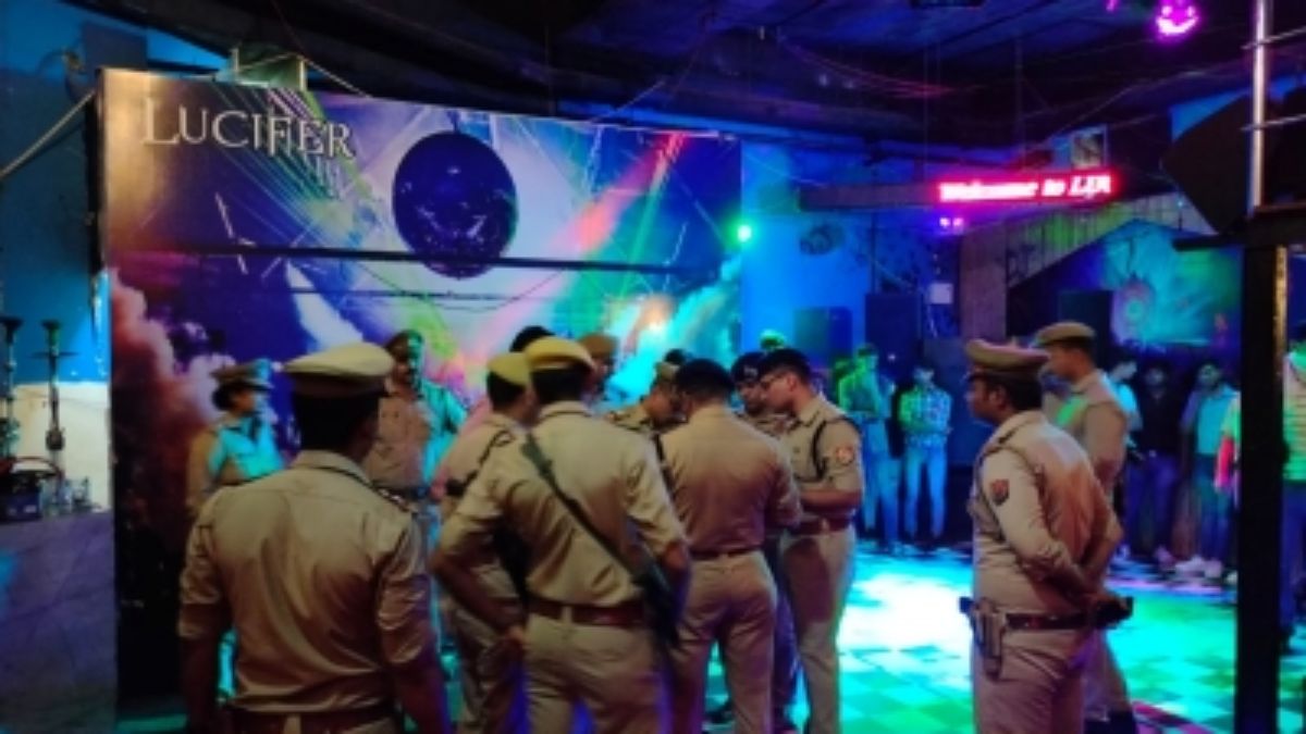 Police raid on hookah bar: ग्रेटर नोएडा के हुक्का बार में पुलिस का छापा ...