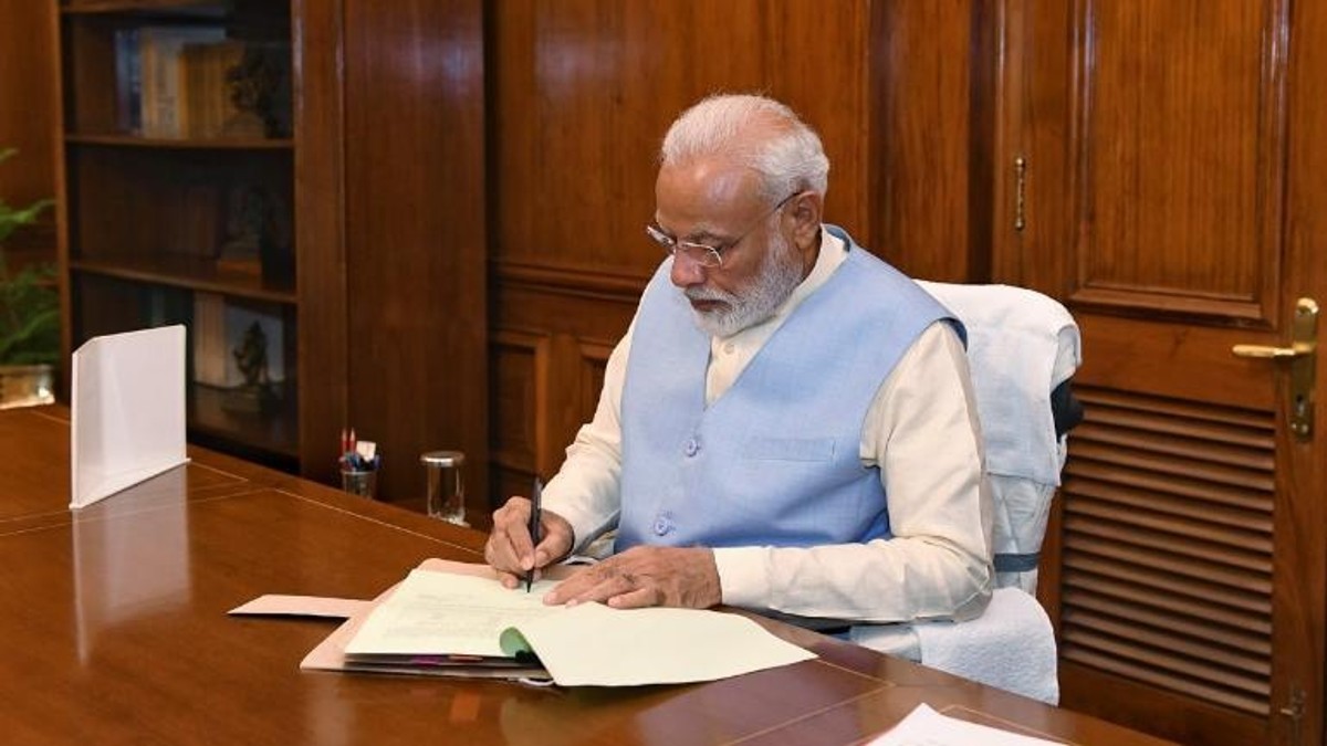 आइए जानते हैं कौन है भारत के प्रधानमंत्री नरेंद्र मोदी के निजी सलाहकार ...
