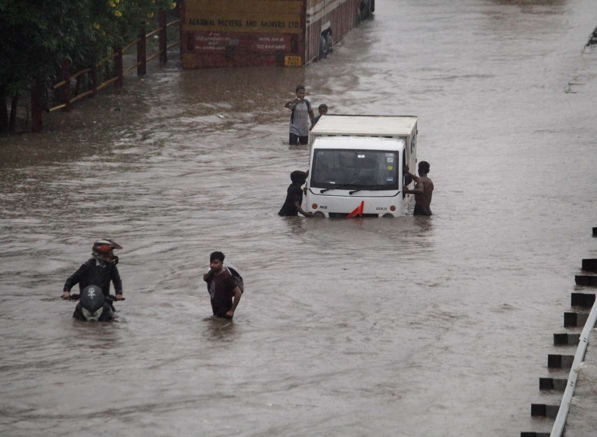 Heavy Rain in Gurugram Heavy rain caused huge destruction in Gurugram long jam due to ...