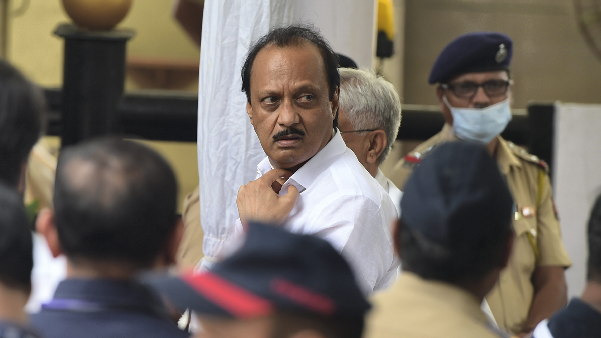 'क्या मैं वॉशरूम भी नहीं जा सकता?', NCP की बैठक से जाने के सवाल पर भड़के अजित पवार । Ajit Pawar ...