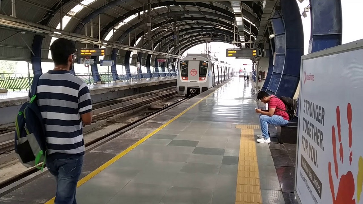 नोएडा: पत्नी से हुआ झगड़ा तो मेट्रो के सामने कूदा शख्स, हुई मौत । Noida ...