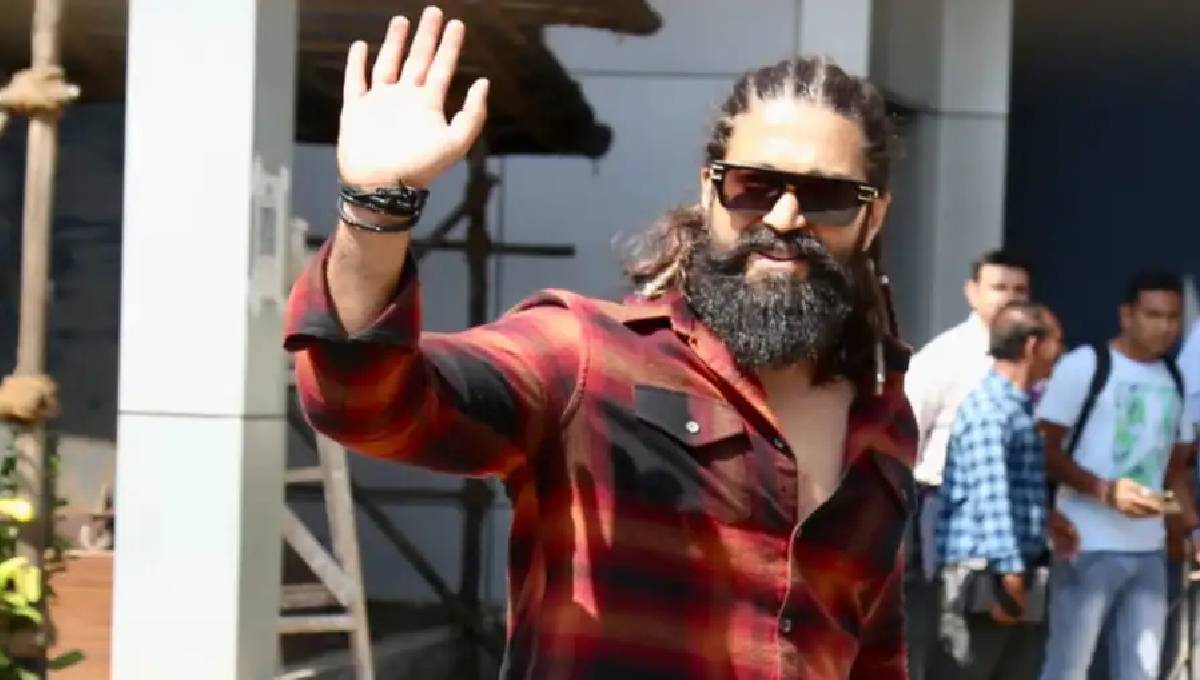 KGF Satr Yash flaunts his dreadlocks and beard avatar at Mumbai airport ...
