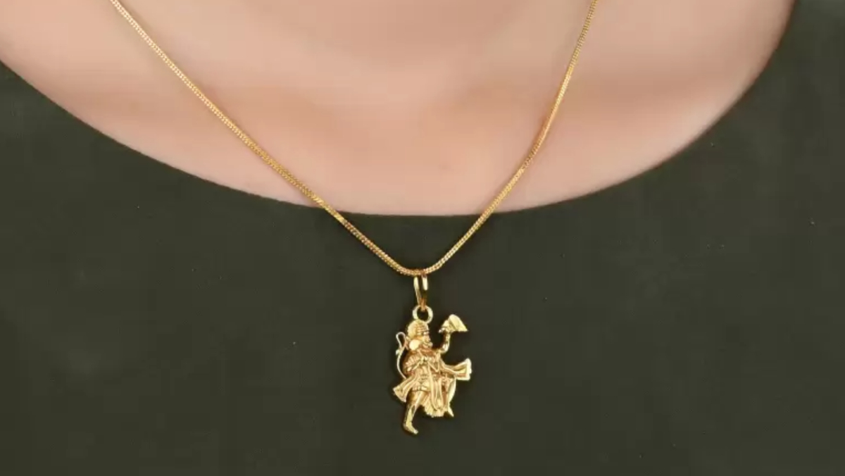अगर गले में देवी-देवताओं के लॉकेट पहनते हैं तो हो जाएं सावधान, वरना ...