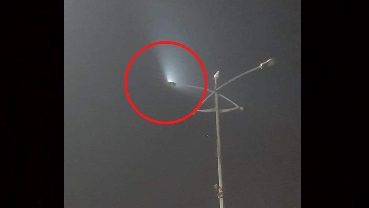 Photo of a street light is going viral on social media | 'कुछ स्ट्रीट ...
