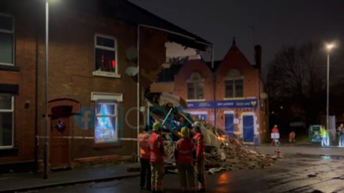 VIRAL VIDEO - Building collapsed due to car collision, household items ...