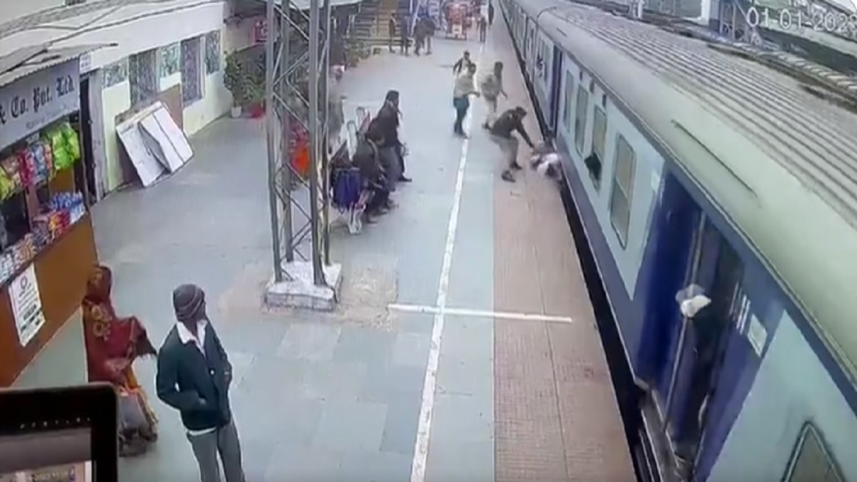 Bihar passenger Accident while boarding a moving train see VIDEO ...