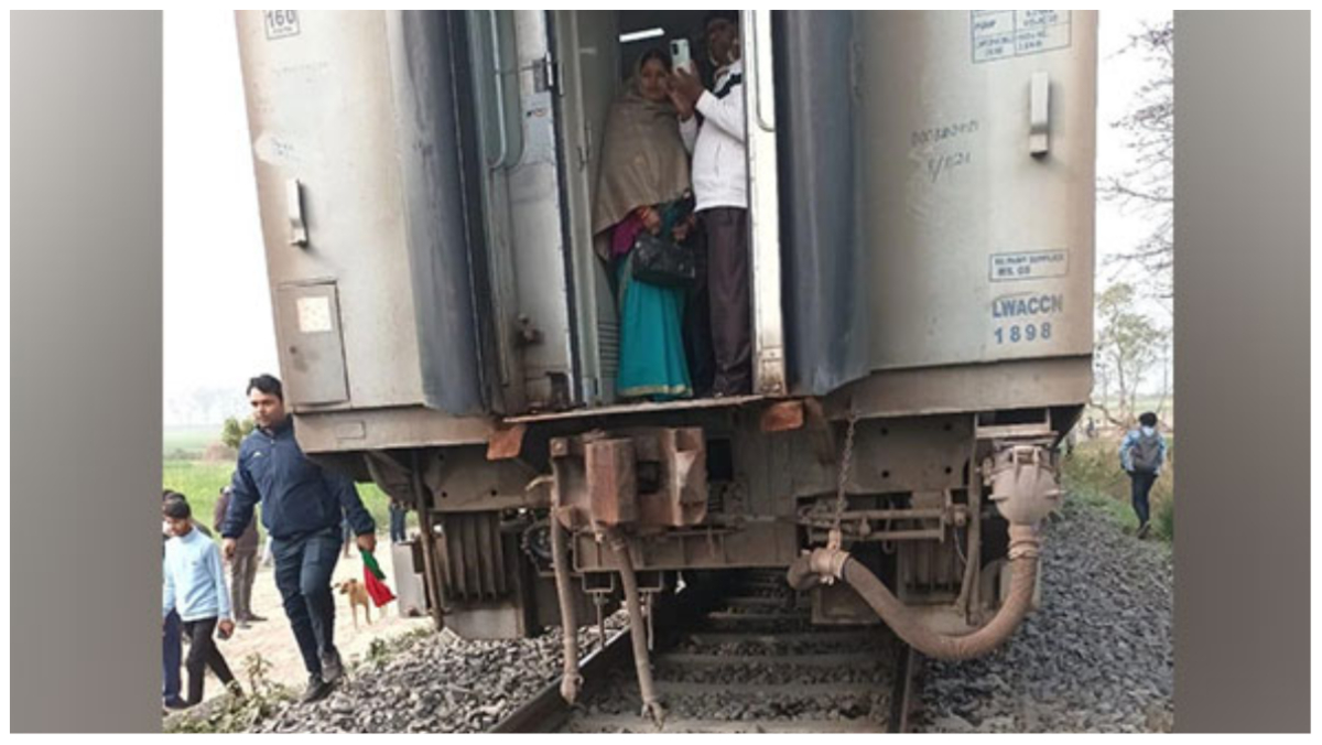 Indian Railways: बिहार में टला बड़ा रेल हादसा, बिना ईंजन पटरी पर दौड़ी 18 बोगियां। Indian ...