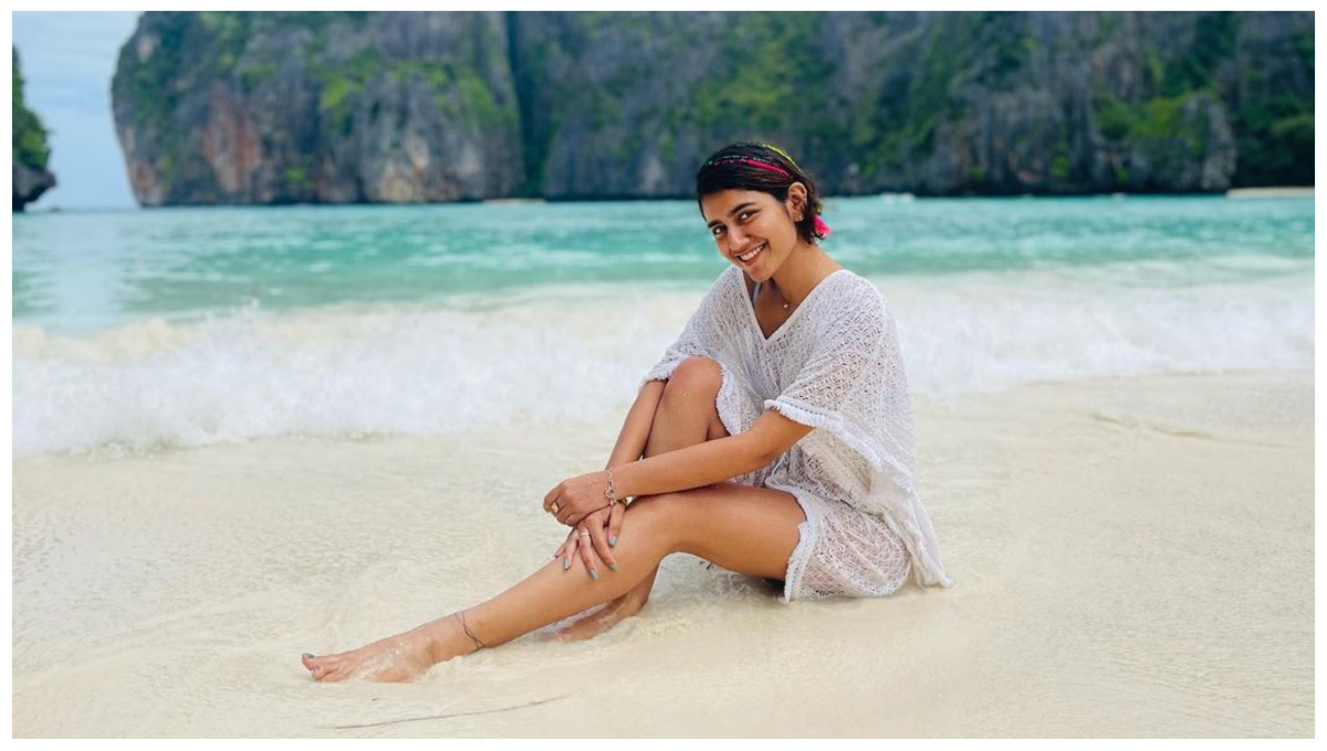 wink girl priya prakash varrier swimming in river like a mermaid | हसीन ...