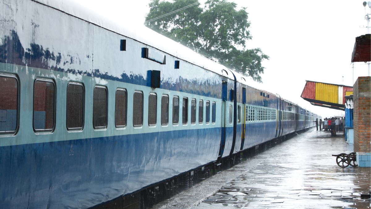 Train Upper Berth । क्या आप ट्रेनों में अपर बर्थ पैसेंजर्स के लिए इन ...