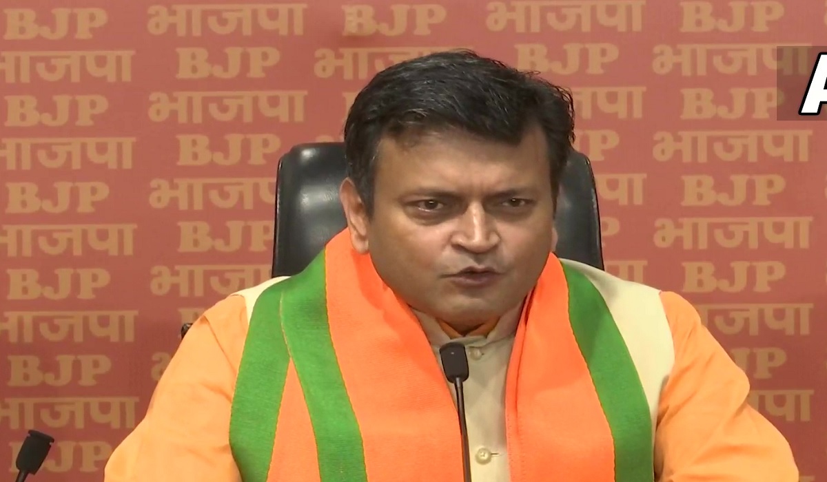 Ajay Alok joins BJP Former JD(U) spokesperson expelled by Nitish from ...