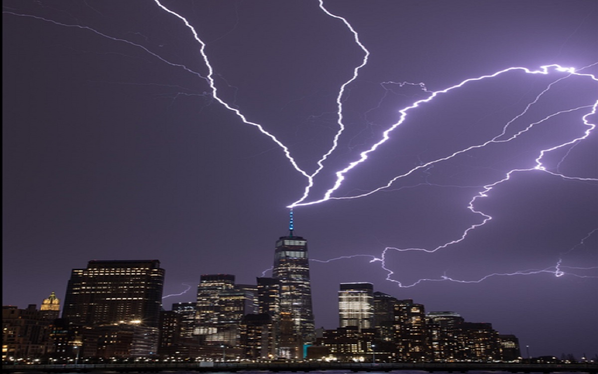 Lightning fell on the tallest building in America due to strong storm ...