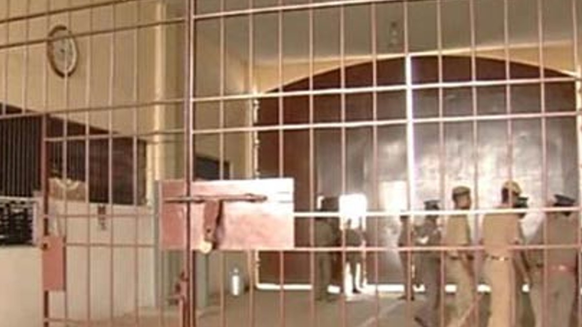 Prayagraj Sudden raid in Naini Central Jail नैनी सेंट्रल जेल में अचानक ...