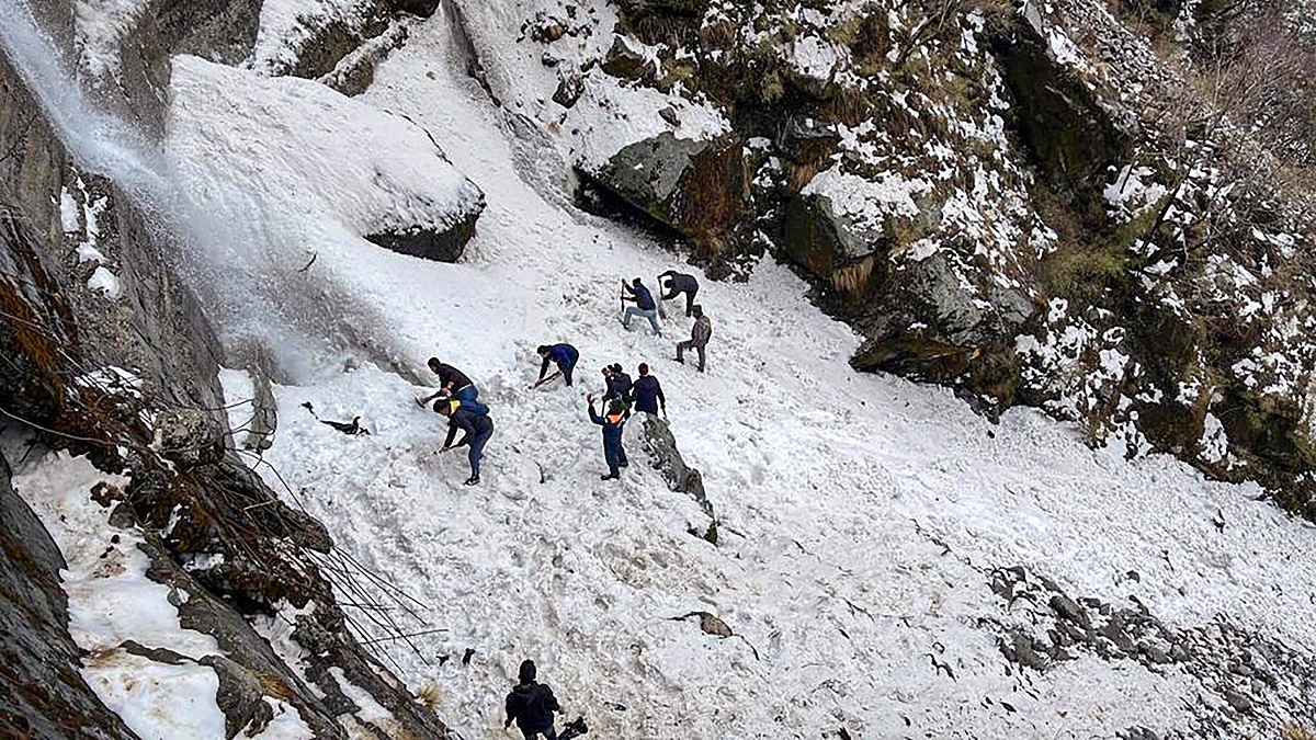 massive avalanche in nathu la sikkim 6 tourists killed । सिक्किम के ...
