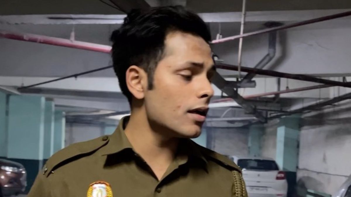 Delhi Police Constable Rajat Rathore sang a song Dil sambhal jaa jara ...